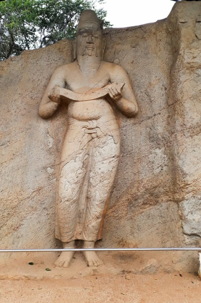 Statue of King Parakramabahu the Great | lankatraveldirectory.com